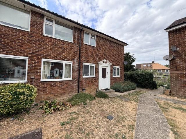 Chester Place, Basingstoke RG21 2 bed maisonette to rent £1,150 pcm £265 pw