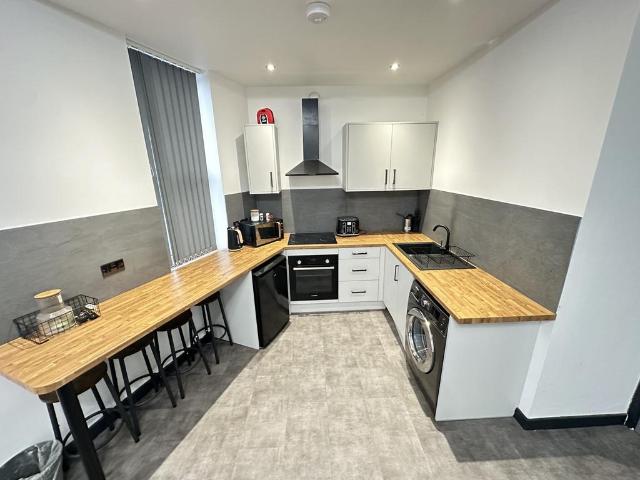 Chester Road, Manchester, M16 2 bed apartment to rent £1,395 pcm £322 pw