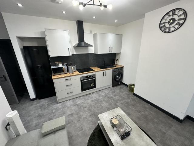 Chester Road, Manchester, M16 2 bed apartment to rent £1,395 pcm £322 pw
