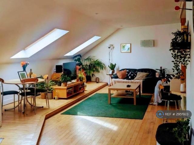 Chester Road, Manchester, M16 2 bed flat to rent £1,600 pcm £369 pw