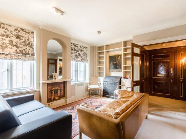 Chesterfield Gardens, Mayfair. 2 bed flat to rent £4,767 pcm £1,100 pw