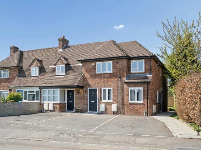 Chesterton Green, Beaconsfield. 2 bed apartment to rent £1,750 pcm £404 pw