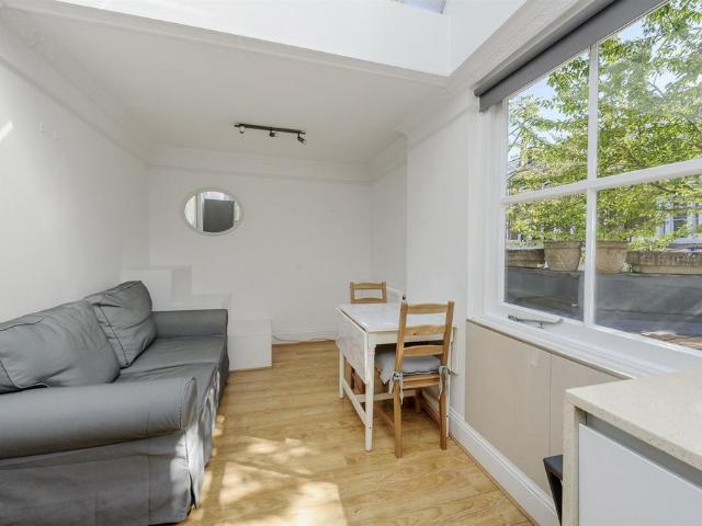 Chesterton Road, London, W10 2 bed flat to rent £2,448 pcm £565 pw