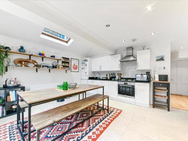 Chivalry Road, London, SW11 2 bed apartment to rent £3,250 pcm £750 pw