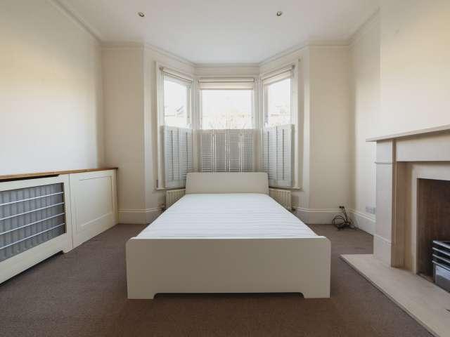 Chic room to rent in 6 bedroom flat in Hammersmith & Fulham