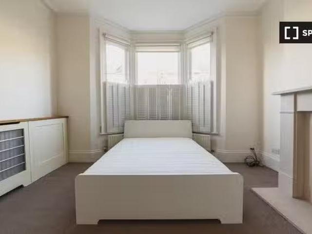 Chic room to rent in 6 bedroom flat in Hammersmith & Fulham