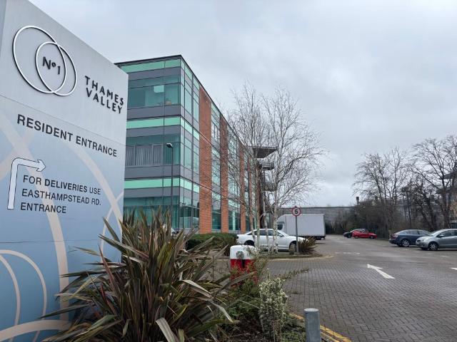 Chic Studio in Bracknell at convenient location free parking Has an Apartment