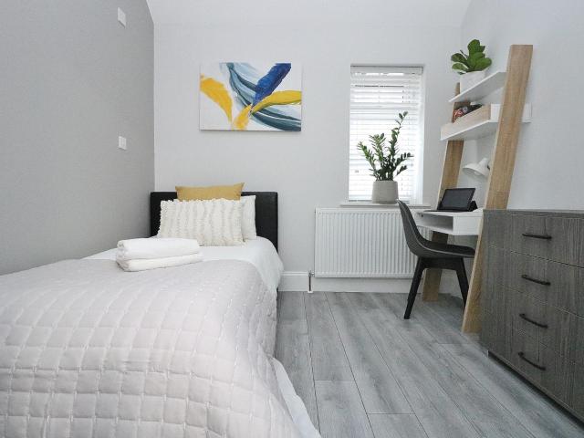 Chic single bedroom in a 5 bedroom house near White City metro station Has a Room