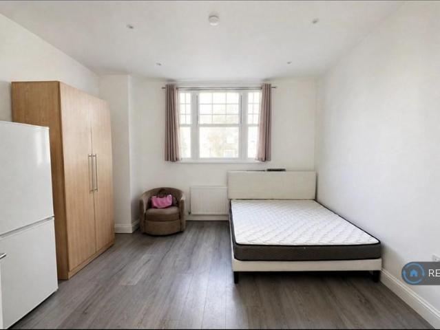 Chicksand House, London, E1 3 bed flat to rent £1,050 pcm £242 pw