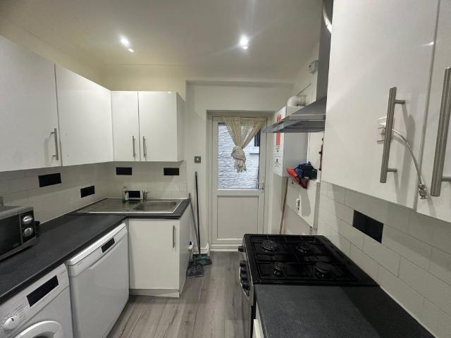 Chicksand Street, Shoreditch, London E1 2 bed apartment to rent £2,550 pcm £588 pw