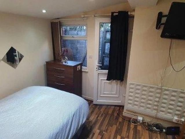 Chichele Road Studio to rent £1,361 pcm £314 pw