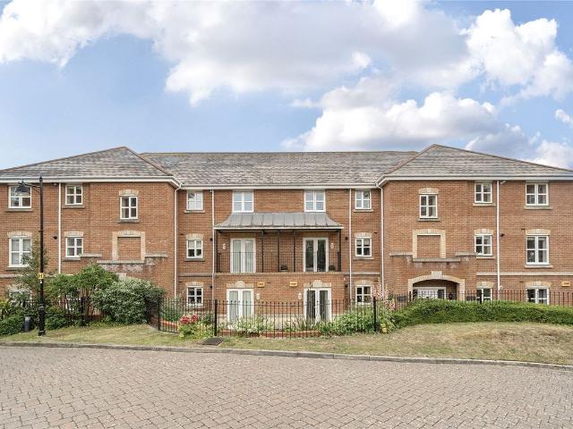 Chichester House, Hillcroft Close, Lymington SO41, 2 bed flat to rent, £1,500 pcm | PrimeLocation