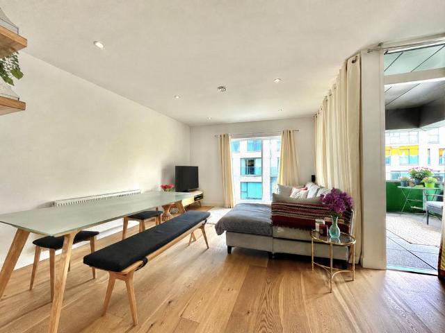 Chichester Lodge, 16 Peartree Way. 1 bed flat to rent £2,000 pcm £462 pw