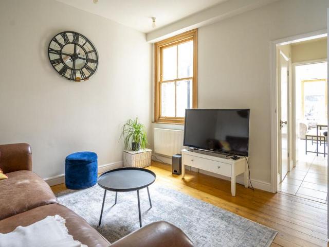Chichester Road, Leytonstone, London. 4 bed house to rent £3,500 pcm £808 pw