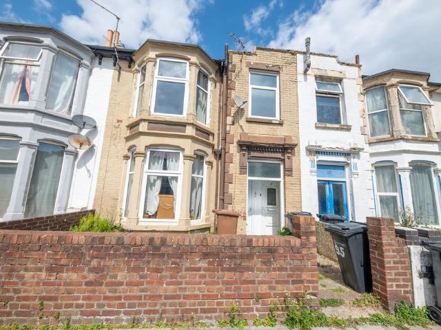 Chichester Road, Portsmouth PO2, 2 bed flat to rent, £1,200 pcm | PrimeLocation