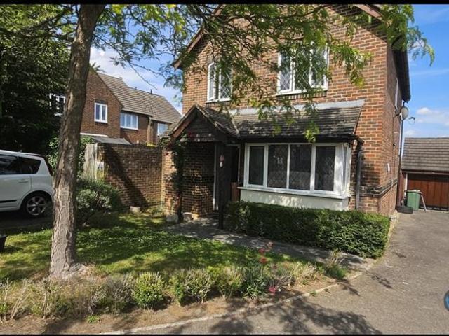 Chiddingstone Close, Sutton, SM2 3 bed detached house to rent £2,650 pcm £612 pw