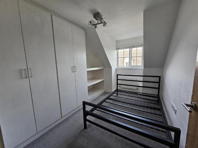 Chigwell IG7 2 bed flat to rent £1,850 pcm £427 pw