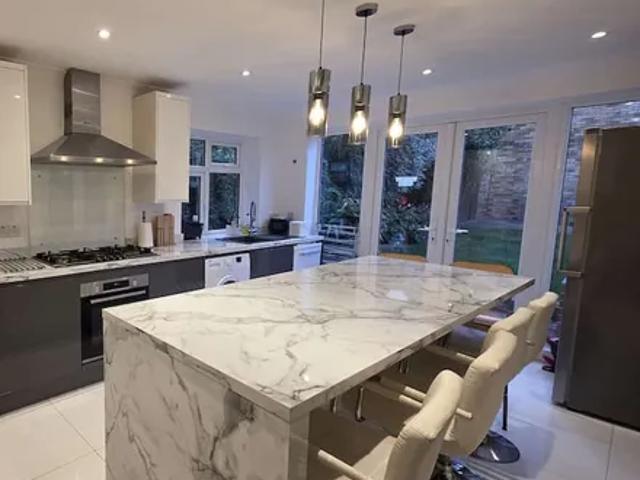 Chigwell, IG7 4QE, United Kingdom | 5 bed house for rent #165091225 | Rentberry