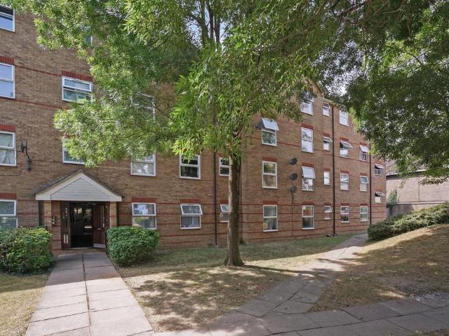 Chigwell Lane, Loughton, IG10 2 bed flat to rent £1,650 pcm £381 pw