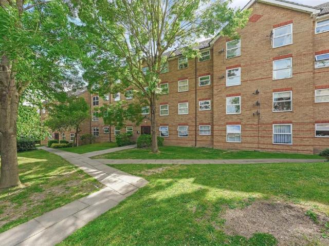 Chigwell Lane, Loughton 2 bed flat to rent £1,550 pcm £358 pw