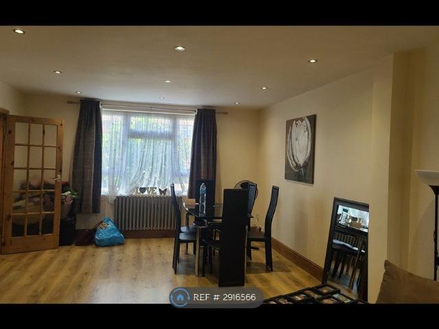 Chigwell, London IG7, 3 bed terraced house to rent, £2,300 pcm | PrimeLocation