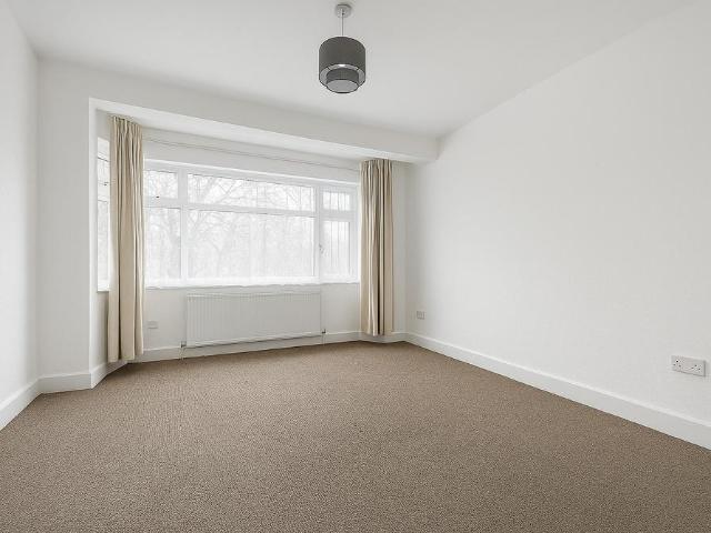 Chigwell Road, WOODFORD GREEN, IG8 4 bed house to rent £2,600 pcm £600 pw