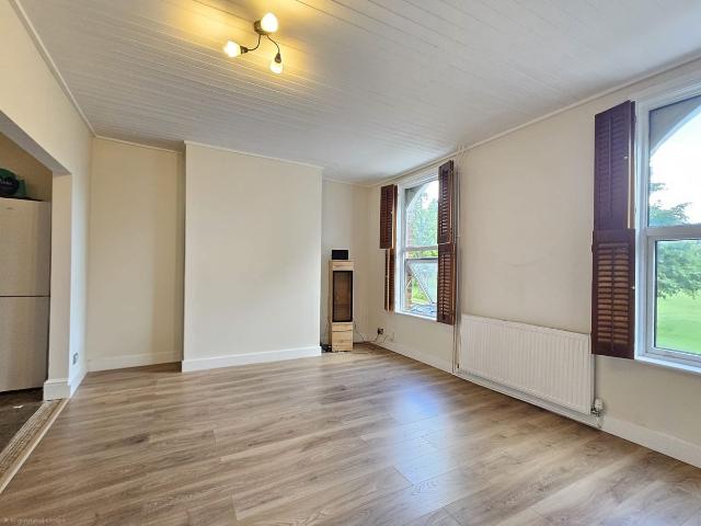 Chigwell Road, Woodford Green IG8, 2 bed maisonette to rent, £1,700 pcm | PrimeLocation