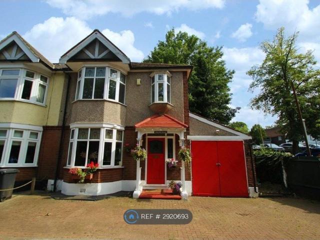 Chigwell Road, Woodford Green IG8, 3 bed end terrace house to rent, £2,500 pcm | PrimeLocation
