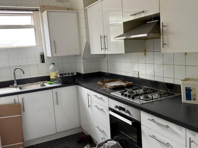 Chigwell Road, Woodford Green IG8, 3 bed flat to rent, £2,700 pcm | PrimeLocation