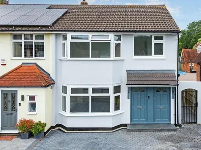 Chigwell Row Infant School, Lambourne Road, Chigwell Row, IG7 6EZ, United Kingdom | 2 bed apartment for rent #140396878 | Rentberry