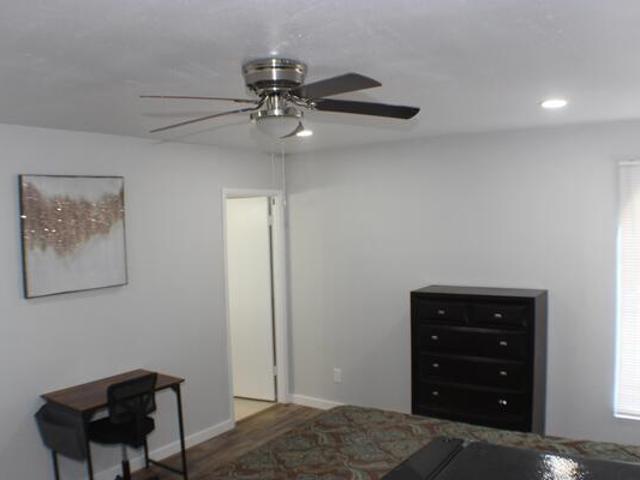 Chill PadSplit, Recently Remodeled! Mini Fridges, Large Rooms, Quiet Neighborhood near I 17 & Greenway