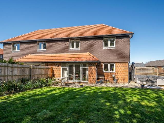Chilloway Close Farnham GU10 3 bed semi detached house to rent £2,750 pcm £635 pw
