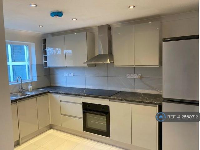 Chilworth Court, Redhill, RH1 2 bed flat to rent £1,650 pcm £381 pw