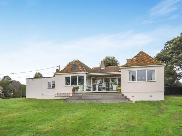 Chilworth Farm, Oxford OX44 3 bed detached bungalow to rent £2,600 pcm £600 pw