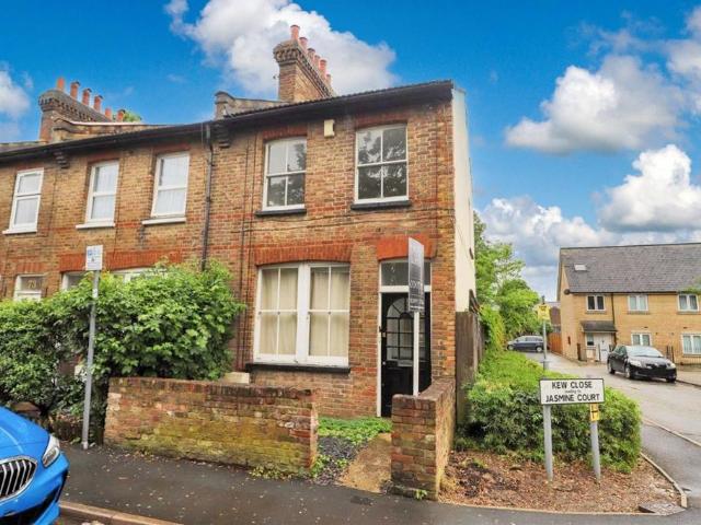 Chiltern View Road, Uxbridge, UB8 2 bed terraced house to rent £1,900 pcm £438 pw