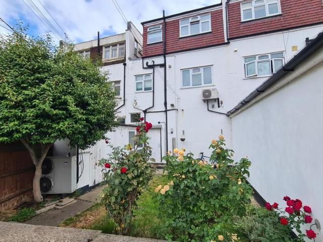Chiltern Drive, Surbiton KT5 4 bed maisonette to rent £2,900 pcm £669 pw