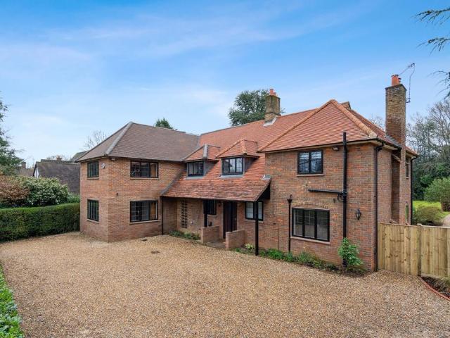 Chiltern Hills Road, Beaconsfield, HP9 5 bed detached house to rent £5,750 pcm £1,327 pw