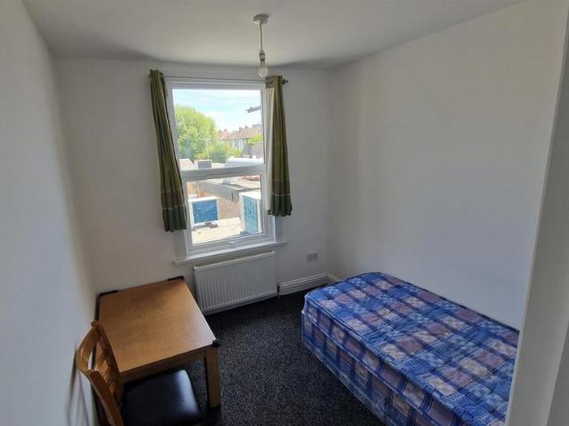 Chingford Mount Road, London 2 bed flat to rent £1,700 pcm £392 pw