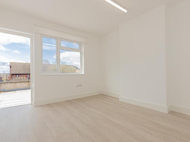 Chingford Mount Road, London E4 3 bed flat to rent £2,383 pcm £550 pw