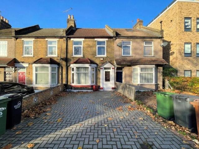 Chingford Mount Road, London E4 3 bed terraced house to rent £2,400 pcm £554 pw