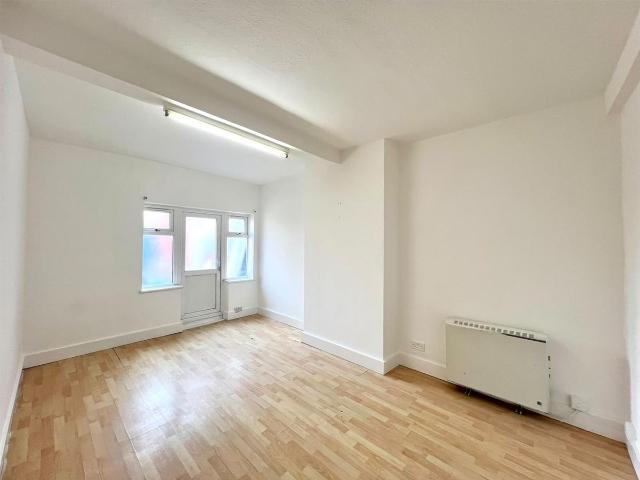 Chingford Mount Road, London E4, 2 bed flat to rent, £1,650 pcm | PrimeLocation