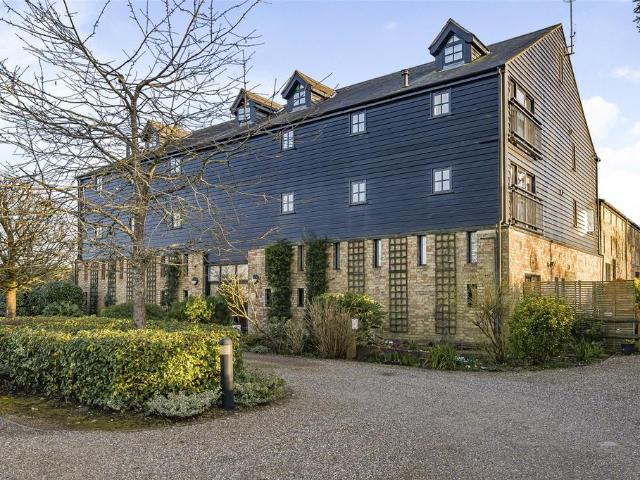 Chine Farm Place, Main Road. 2 bed apartment to rent £2,300 pcm £531 pw