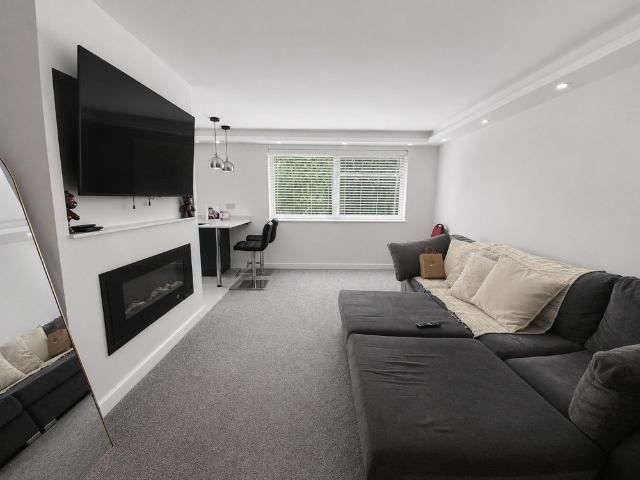 Chipstead Road, Banstead, Surrey, SM7 2HJ