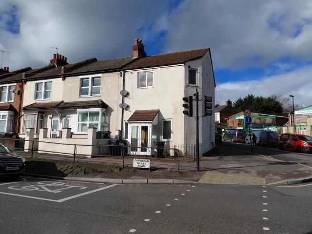 Chipstead Valley Road, Coulsdon CR5, 2 bed flat to rent, £1,250 pcm | PrimeLocation