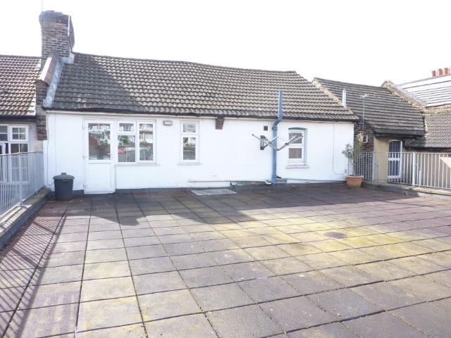 Chipstead Valley Road, Coulsdon CR5, 2 bed flat to rent, £1,550 pcm | PrimeLocation