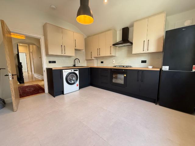 Chisholm Road, Croydon CR0, 3 bed flat to rent, £2,275 pcm | PrimeLocation