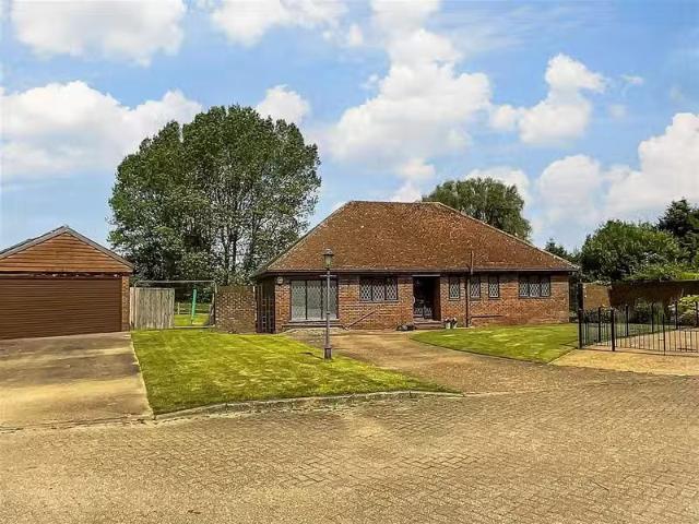 Chislett Close, Sellindge, Ashford, Kent 4 bed detached bungal.