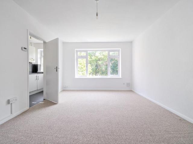 Chislehurst Road Sidcup DA14 1 bed flat to rent £1,395 pcm £322 pw