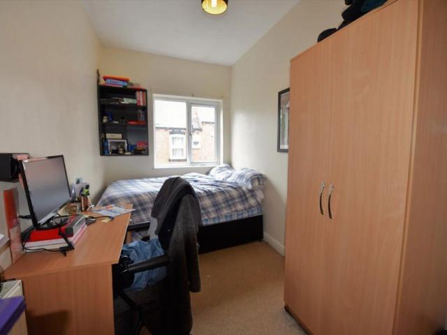 Chiswick Terrace 2 bed house to rent £1,005 pcm £232 pw
