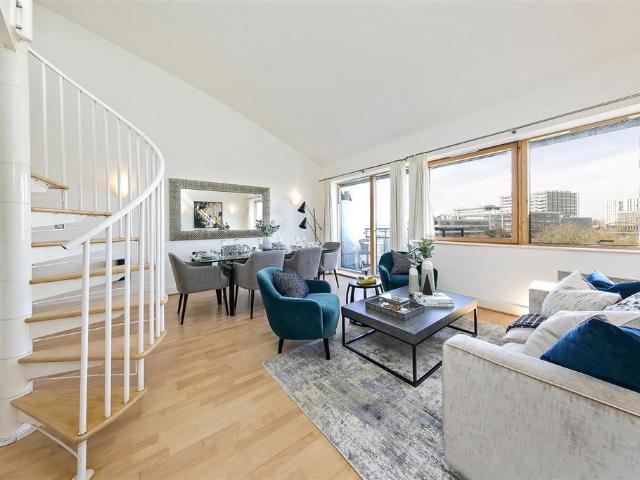 Chiswick High Road Chiswick 2 bed penthouse to rent £3,300 pcm £762 pw